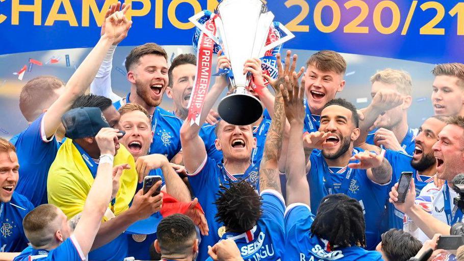 Rangers must thrive on growing title pressure, says Steven Davis - BBC ...