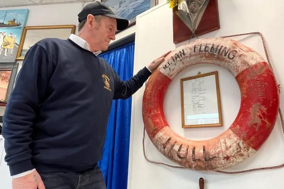 Hull's 6,000 lost trawlermen to be remembered at services - BBC News
