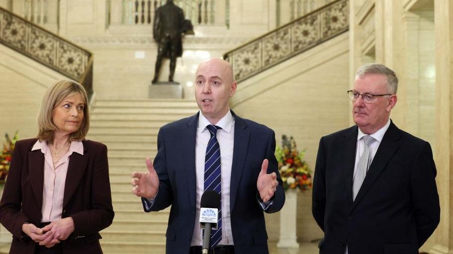 Mike Nesbitt to remain as Stormont health minister - BBC News