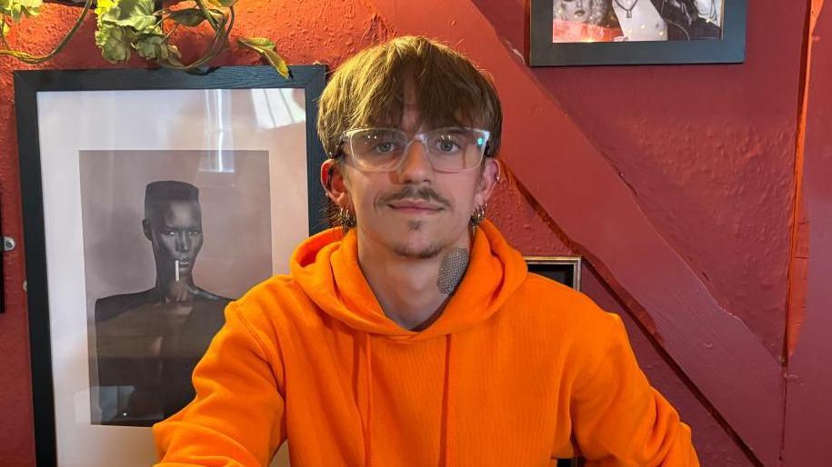 Empty Chairs project helps Shropshire man make new friends - BBC News
