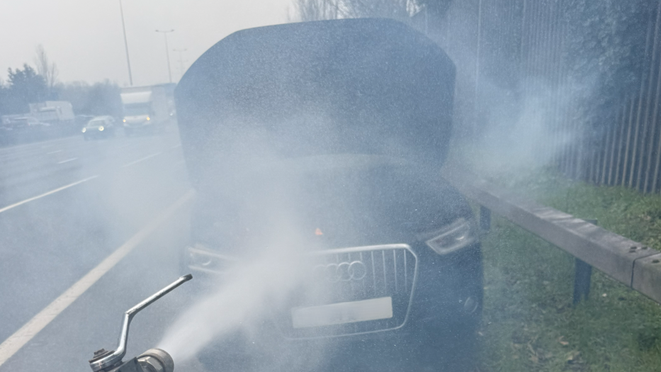 Mobile jet wash operator from Weymouth puts out M25 car fire - BBC News