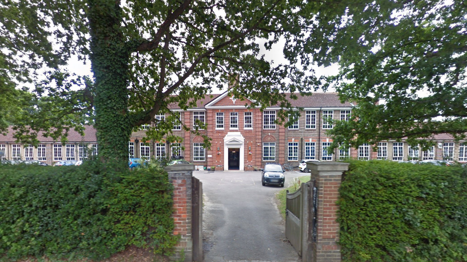 West Sussex: East Grinstead school shuts due to water outage - BBC News