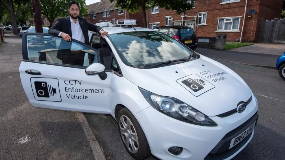 Drivers flouting school parking rules in Wolverhampton targeted - BBC News