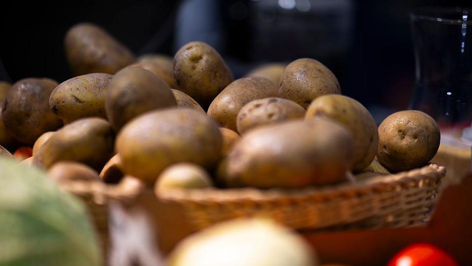 Ramsey potato farmer begins spud home-delivery service - BBC News