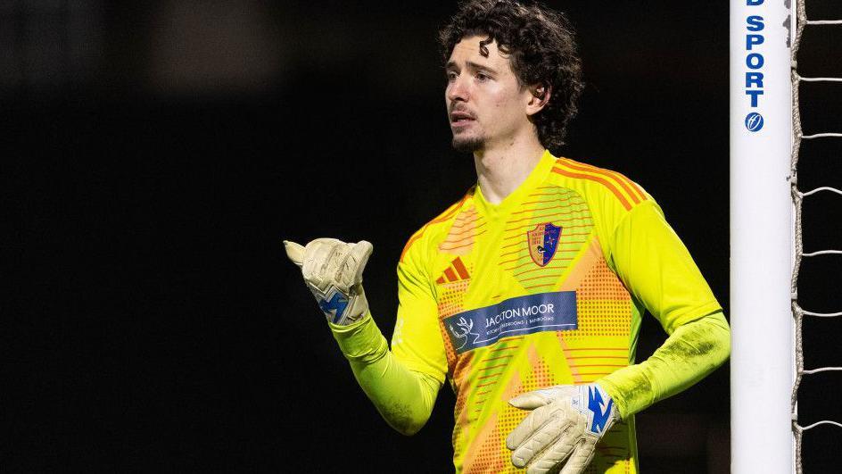 Goalkeeper Matty Connelly signs new Motherwell deal - BBC Sport