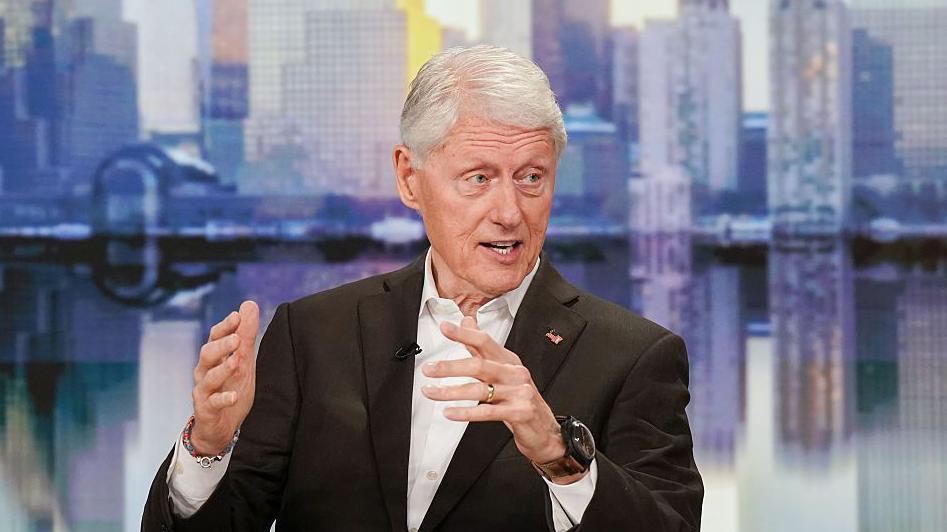 Bill Clinton asked about hot tub photo and testifies he knew 'nothing ...