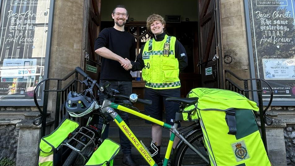 Cycling paramedics aim for rapid response in centre of Cambridge - BBC News