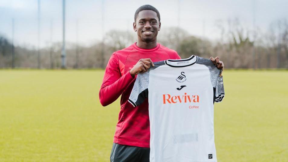 Arsenal transfer news: Charles Sagoe Jr joins Swansea on loan - BBC Sport