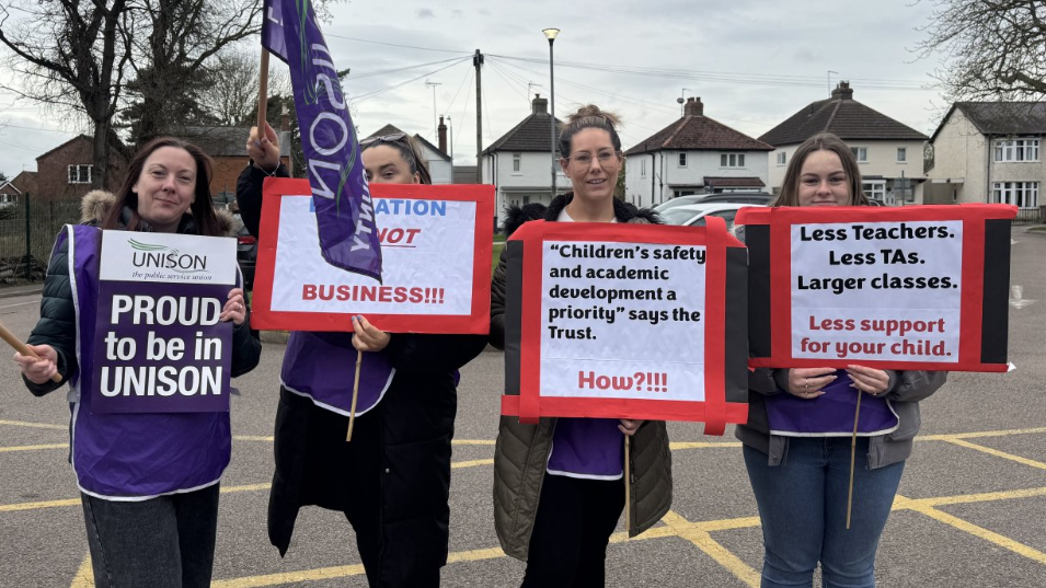 Staff at four Lincolnshire primary schools strike over pay cut - BBC News