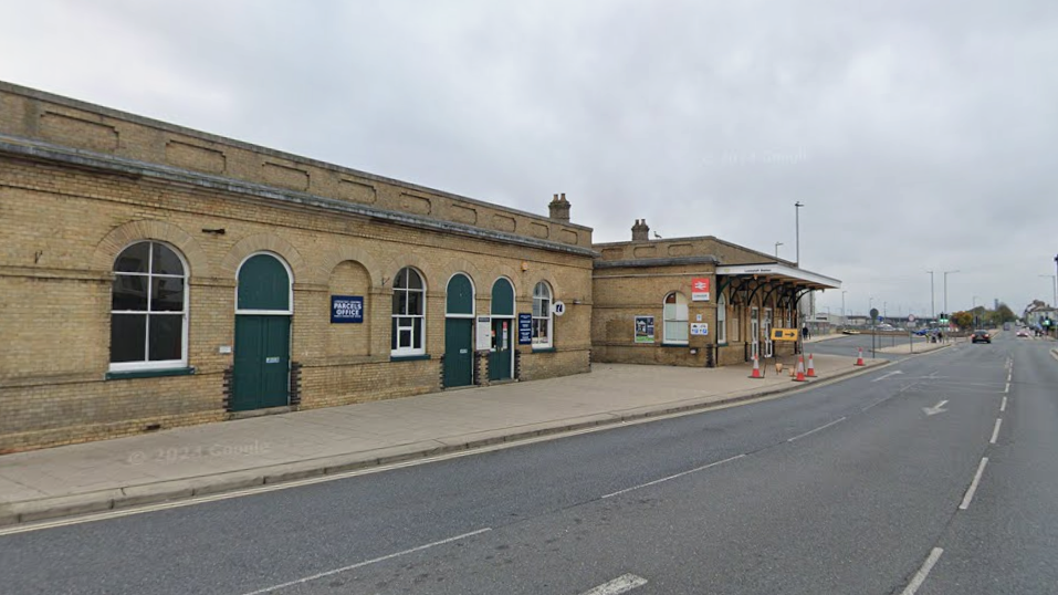 Cyclist injured in Lowestoft hit-and-run crash - BBC News