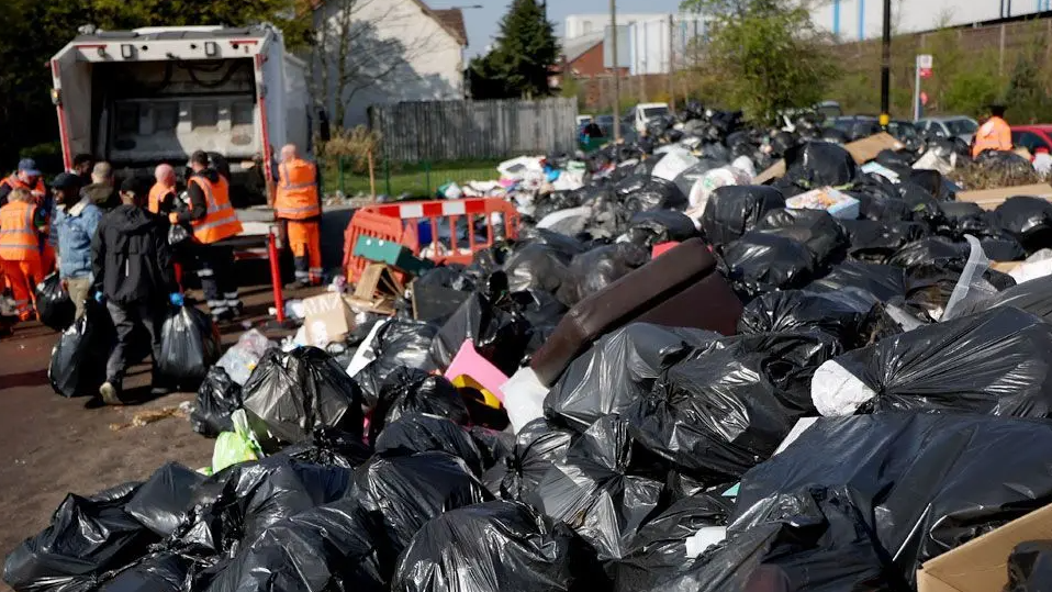 Birmingham bin strike reaches one-year mark with no end in sight - BBC News