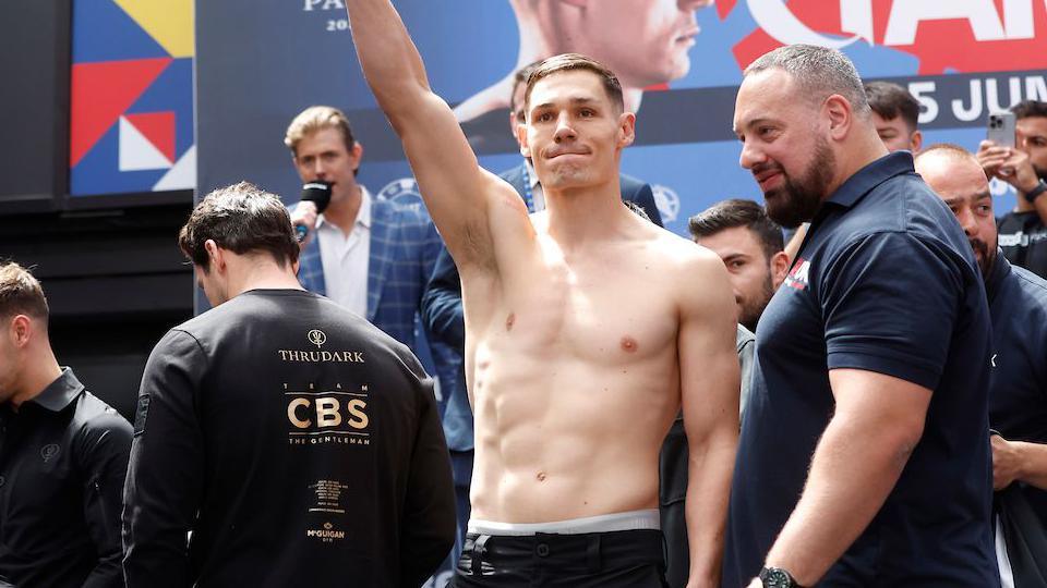 Chris Billiam-Smith vs Richard Riakporhe: Ben Whittaker grabs opponent ...