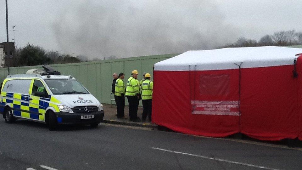 Staines fire: Roads open after industrial estate blaze - BBC News