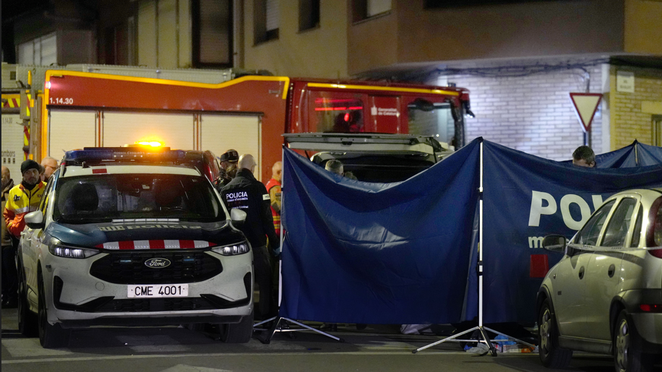 Five young people die in Spain apartment block fire - BBC News