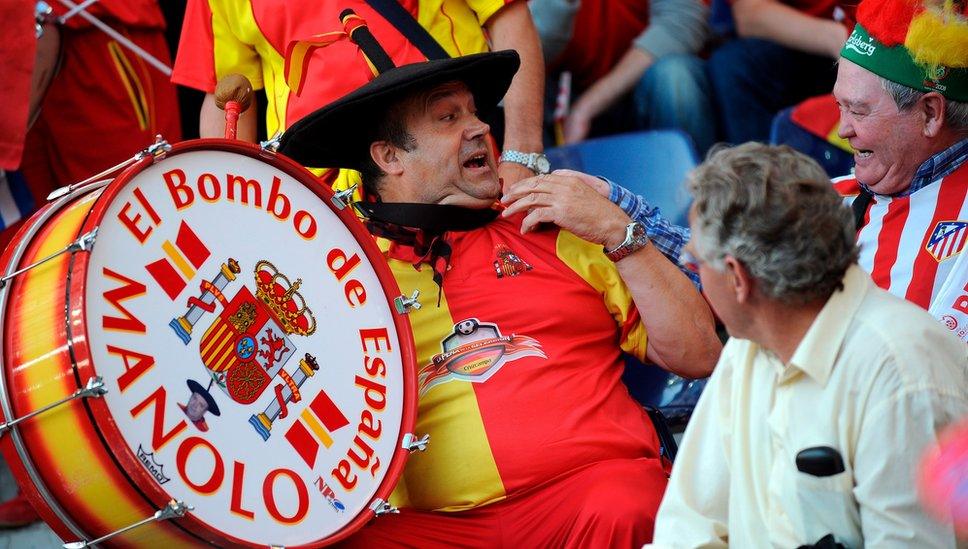 Spanish drum: Legendary fan Manolo's stolen instrument found - BBC News