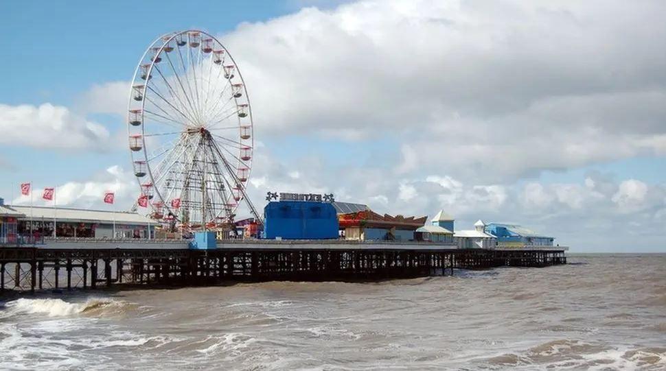 Man arrested after 'hoax' emergency off Blackpool pier - BBC News