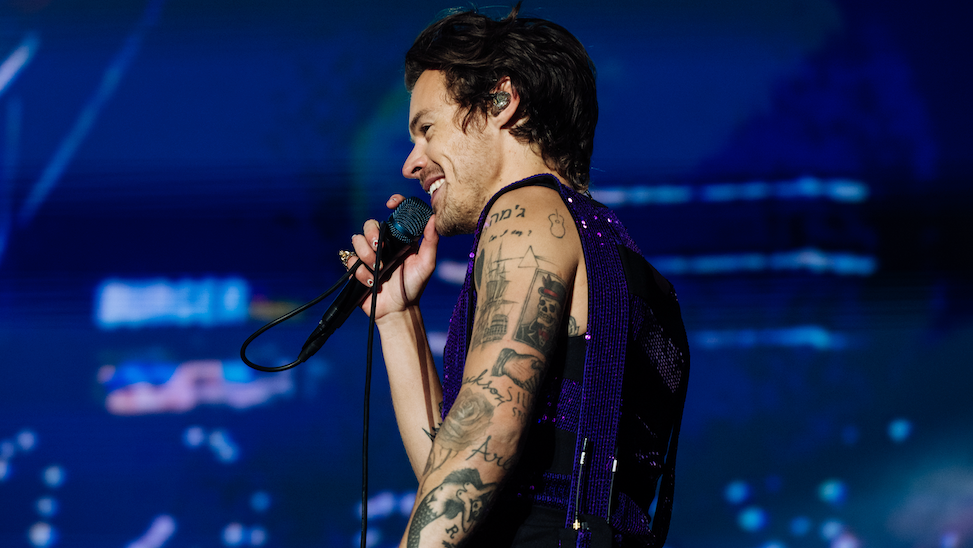 Harry Styles bridge: Why fans have a new place to leave messages - BBC ...