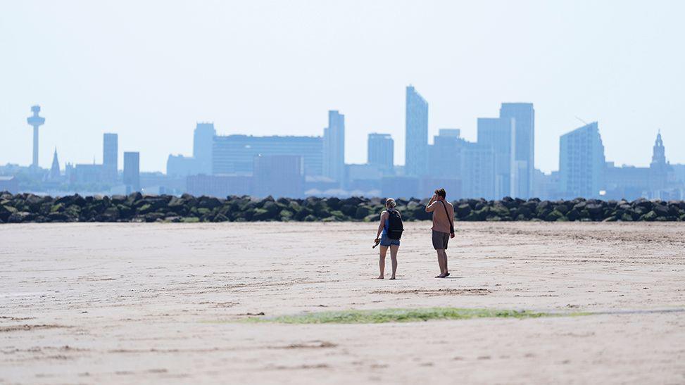 How is the heatwave affecting the North West of England? - BBC News