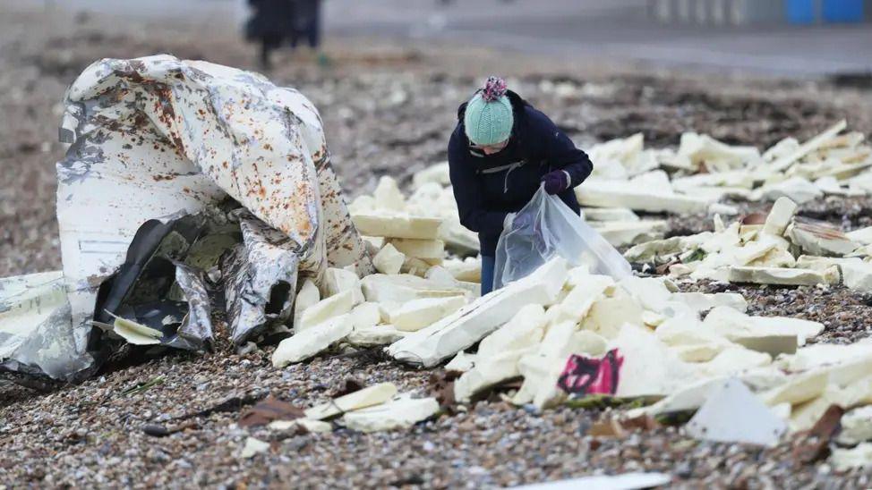 More spilled containers wash up in Sussex after Solent spills - BBC News