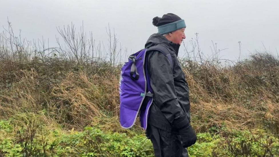 Dover: Man, 90, sets off on 90-mile walk for charity - BBC News