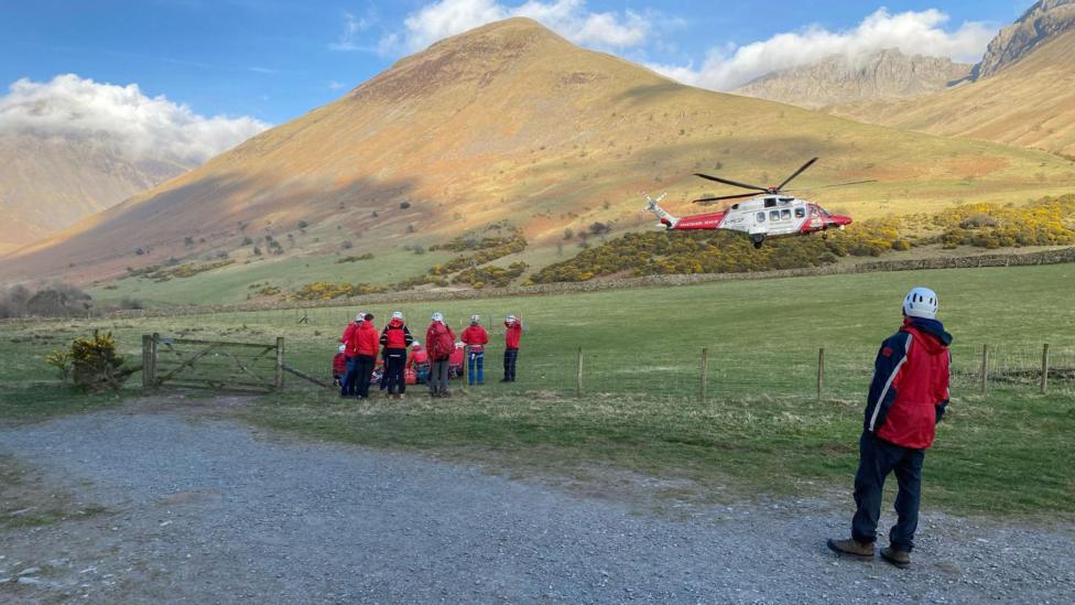 Lake District 11-hour rescue saves seriously hurt climber - BBC News