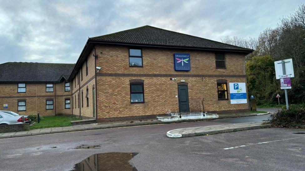 Community welcomes long-awaited Peterborough lakeside café - BBC News