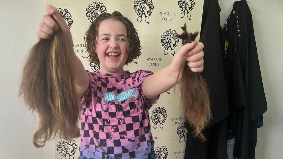 Cleckheaton girl, 10, 'proud' to donate hair to cancer charity - BBC News