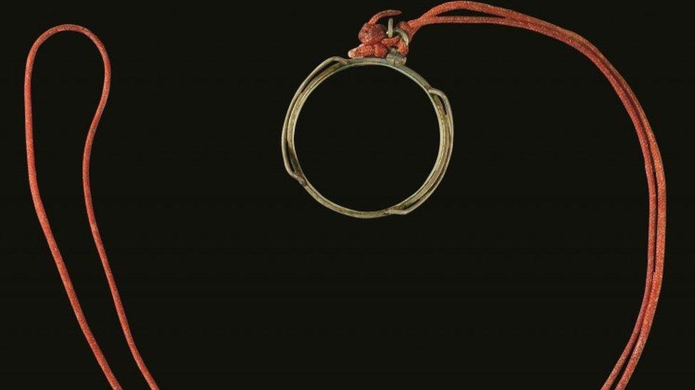 Sir Patrick Moore's monocle and xylophone auctioned - BBC News