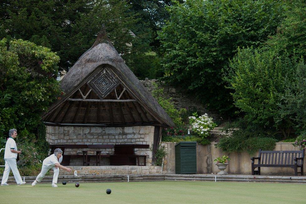 In pictures: Bowling pavilions - BBC News