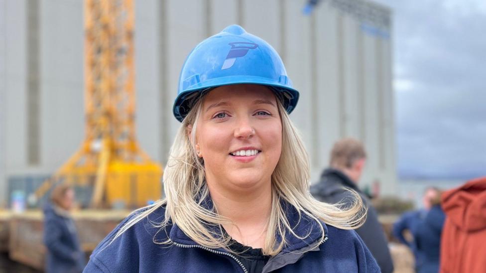 New CalMac ferry Glen Rosa launches into River Clyde - BBC News