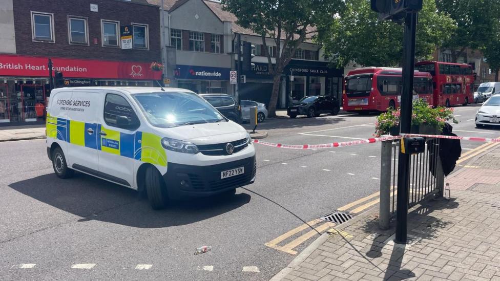 Chingford stabbing: Man killed in knife attack - BBC News