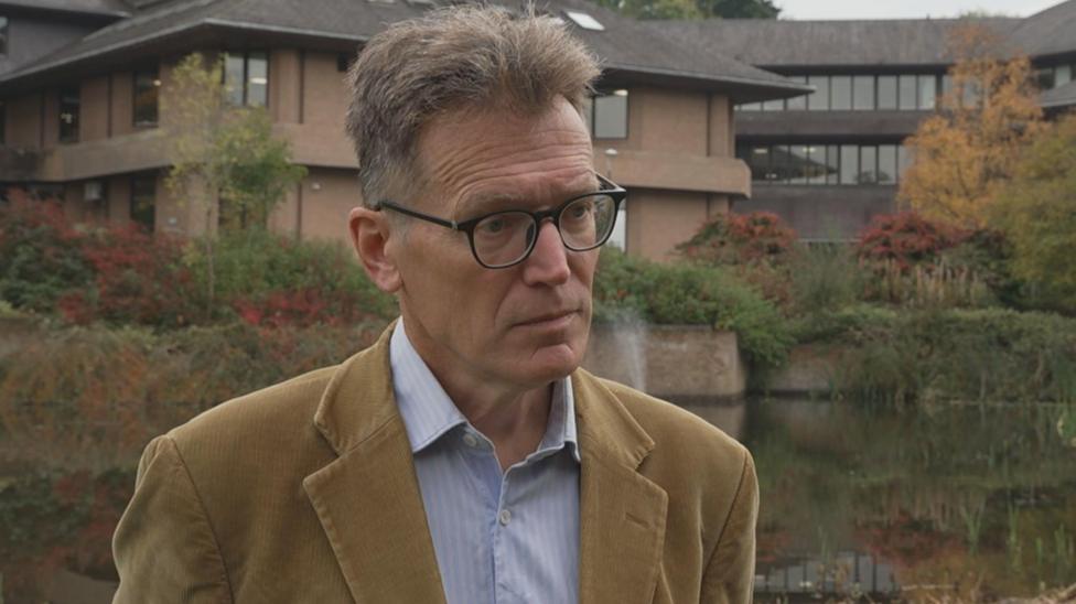 Cyngor Powys yn ystyried gwerthu tir yn sgil heriau ariannol - BBC ...