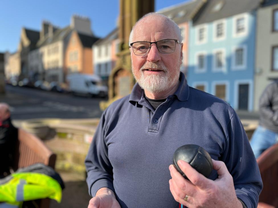 Jedburgh hand ba': Street sport's future is in good hands - BBC News
