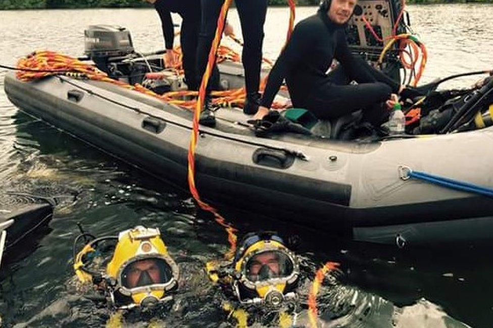 Royal Navy divers complete underwater marathon challenge - BBC News