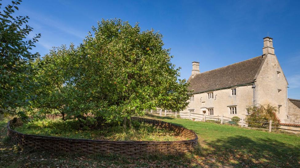 Tim Peake's visit to Isaac Newton's home a 'special moment' - BBC News