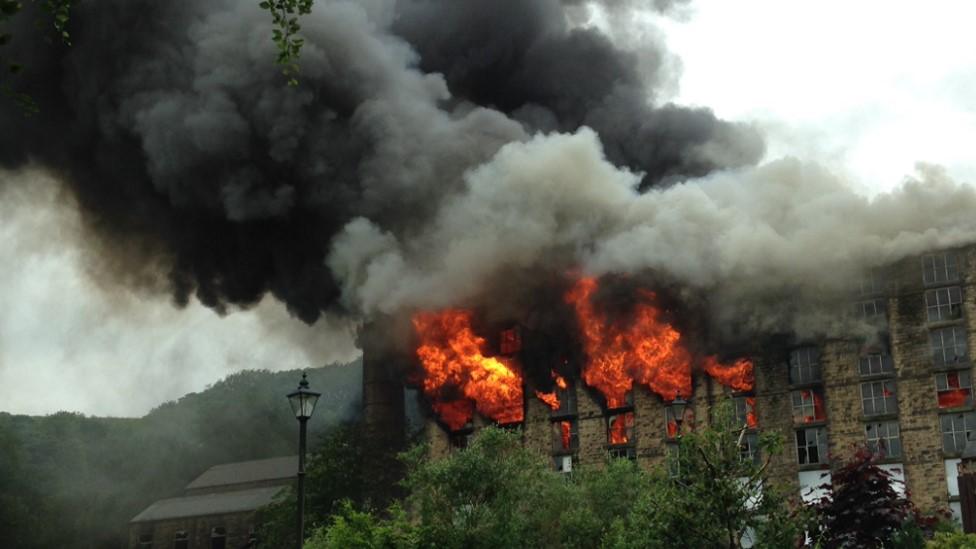 Oldham mill blaze: Crews tackle fire at derelict building - BBC News