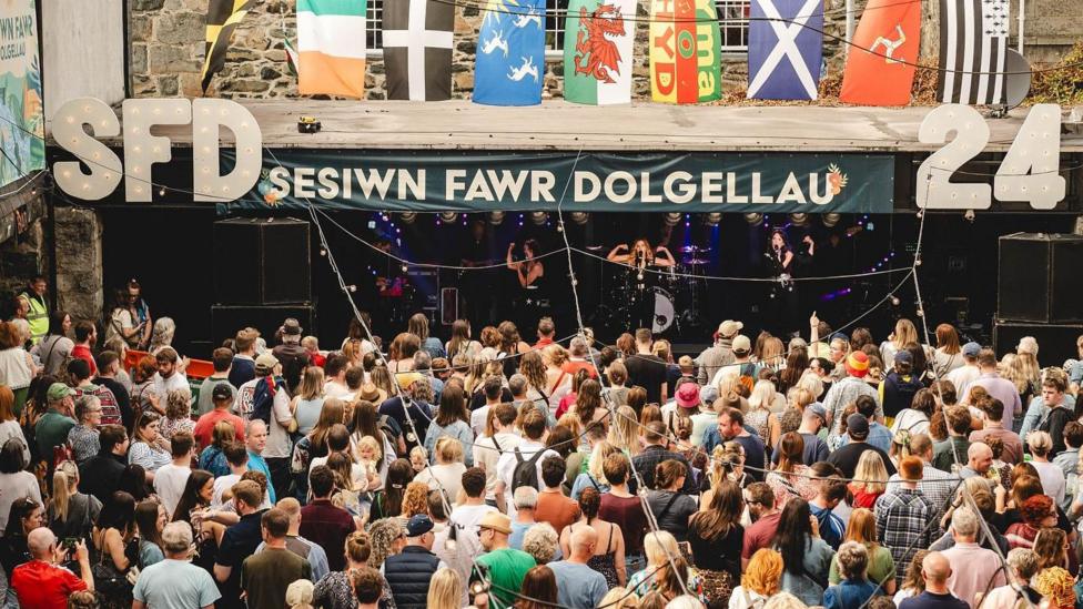 Cowbois yn ôl yn Sesiwn Fawr Dolgellau wedi strôc Iwan Huws - BBC Cymru Fyw