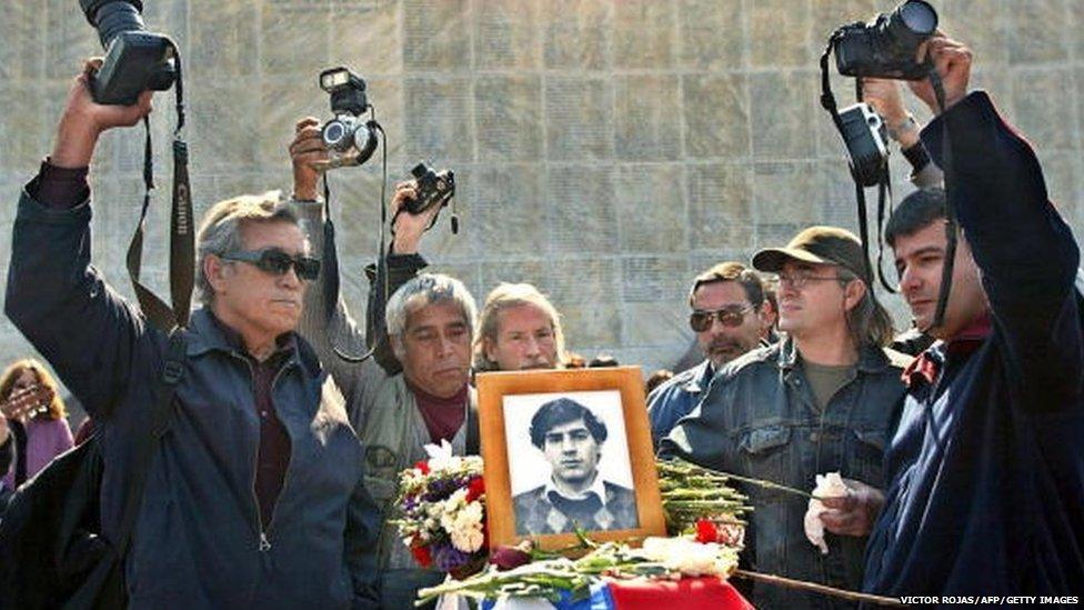 Chile charges former soldiers in 1986 burning students case - BBC News