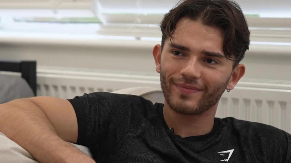 Ladbroke Grove corner shop chance meeting unites son with father - BBC News