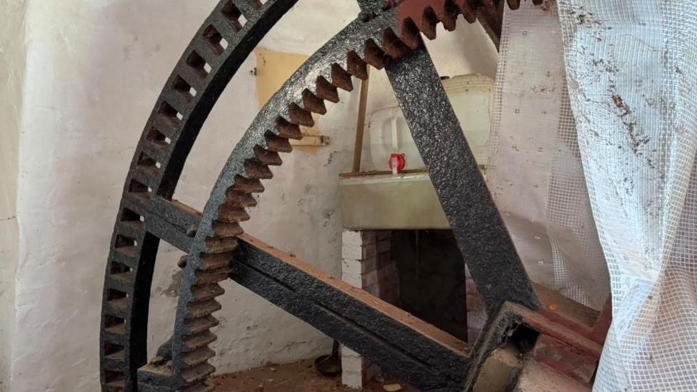 Haddiscoe Island wind pump gets first set of sails in a century - BBC News