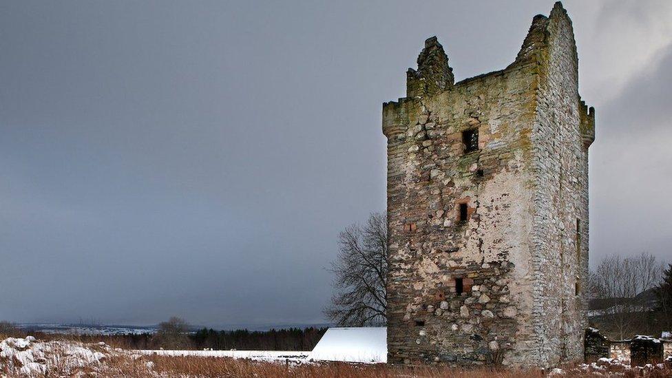 Appeal to save 'fragile' Fairburn Tower - BBC News
