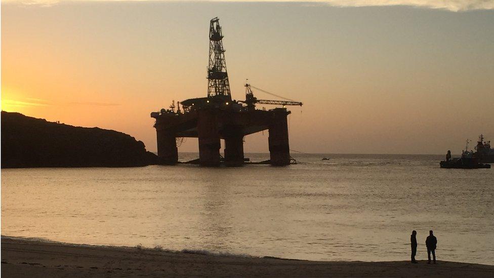 Rig grounded on Lewis beach towed away by two tugs - BBC News
