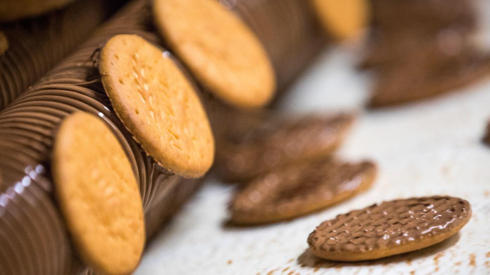 'Our factory makes 2,500 custard creams a minute' - BBC News