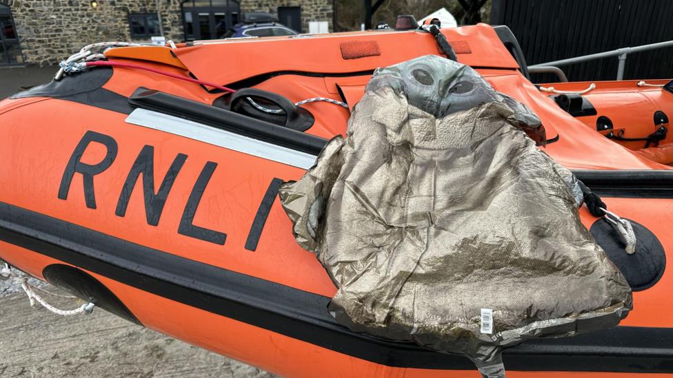 Barrow RNLI rescue kitesurfer in 'near gale force winds' - BBC News