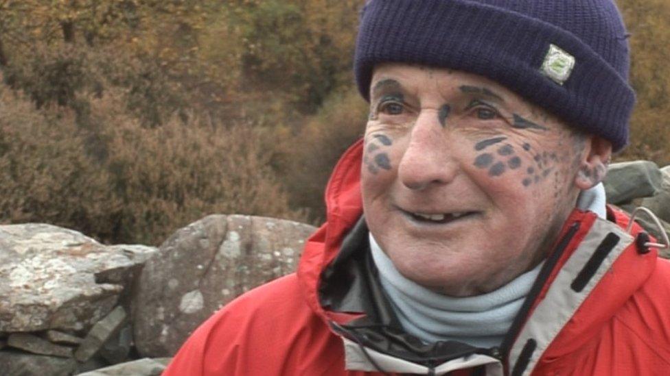 'Leopard Man of Skye' Tom Leppard dies in Inverness - BBC News