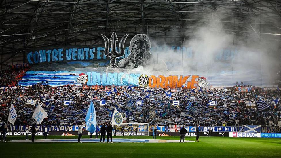 Arsenal's tifo fail vs PSG: Are English clubs bad at tifos? - BBC Sport