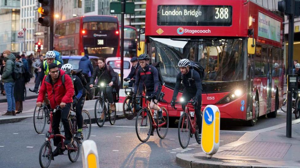 Londoners asked to nominate cycling heroes for Women’s Day - BBC News