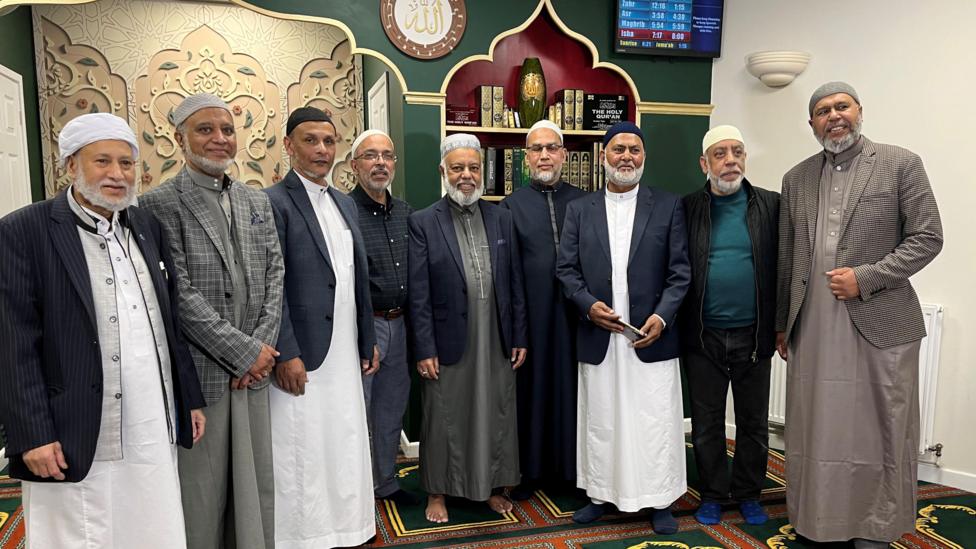 Ipswich Ramadan event brings community together - BBC News
