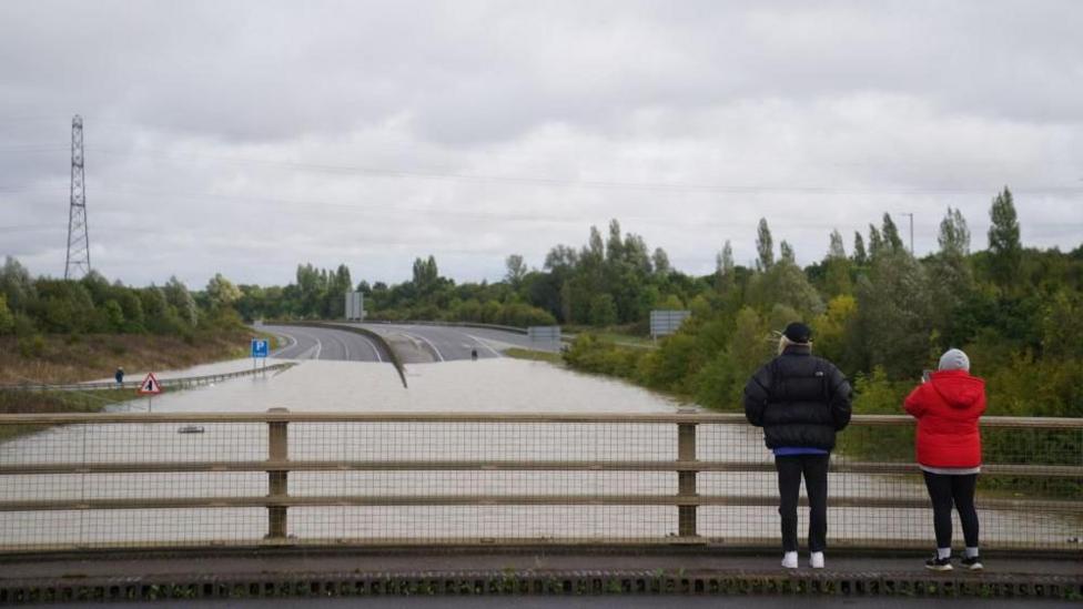 Wadhurst: Flooded signal box leads to second day of train delays - BBC News