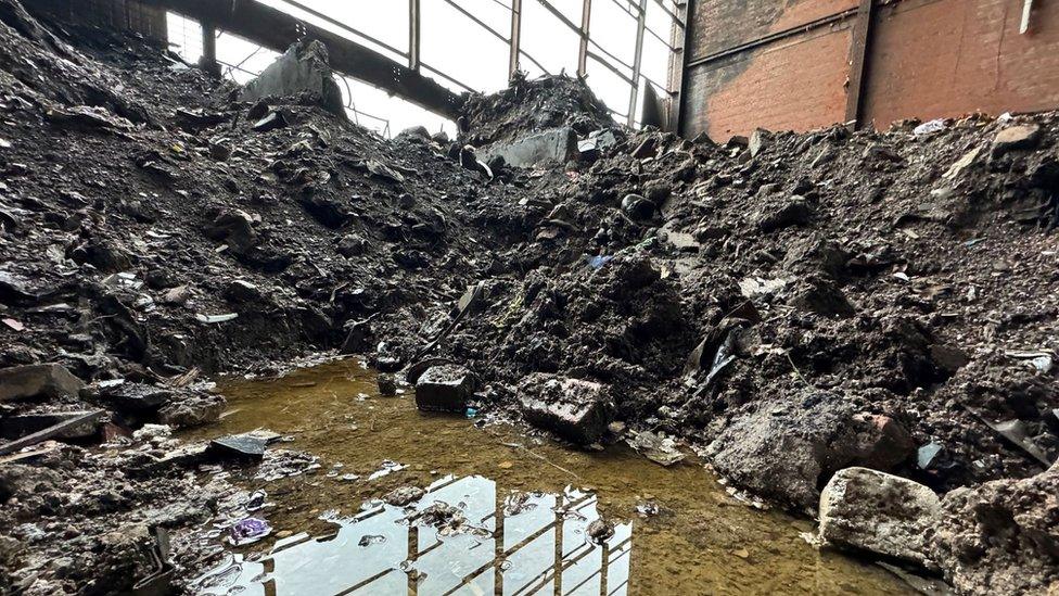 Lancaster fire: Major waste fire stench drove woman from home - BBC News